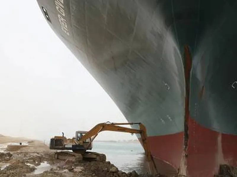 Kapal Kargo Bikin Terusan Suez Macet, Netizen Pun Rame-Rame Bikin Meme