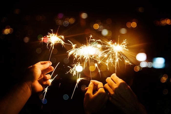 5 Arti Mimpi Menyalakan Kembang Api di Malam Hari, Ternyata Jadi ...