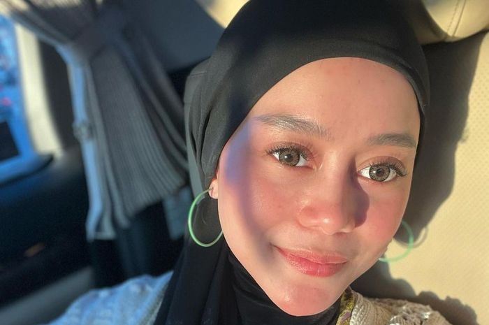 Santai Melamun Makan Sushi, Lesty Kejora Kepergok Pakai Tas Mungil Rp93,6 Juta - Stylo