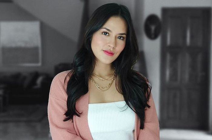 Kenakan Baju Kasual dan Makeup Bold, Tengok Cantiknya Penampilan Raisa Andriana Saat Tampil di ...