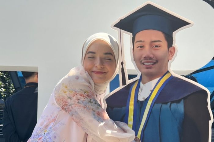 Usai Sidang Skripsi Nabila Ishma Langsung Mengunjungi Makam Eril, Siap ...