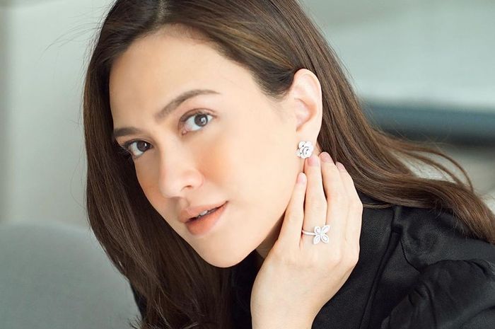 Cuma Nyuci Baju di Rumah, Shandy Aulia Bikin Heboh Netizen Saat Kenakan ...