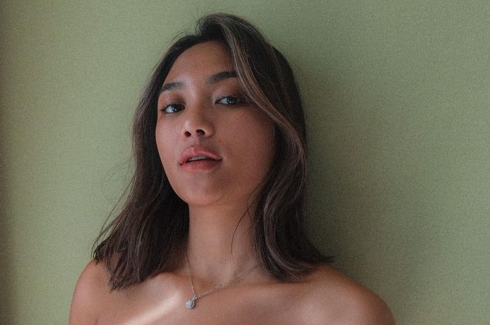 Seksinya Marion Jola Kenakan Strapless Dress Belahan Dada Ngintip yang Jadi Sorotan - Stylo