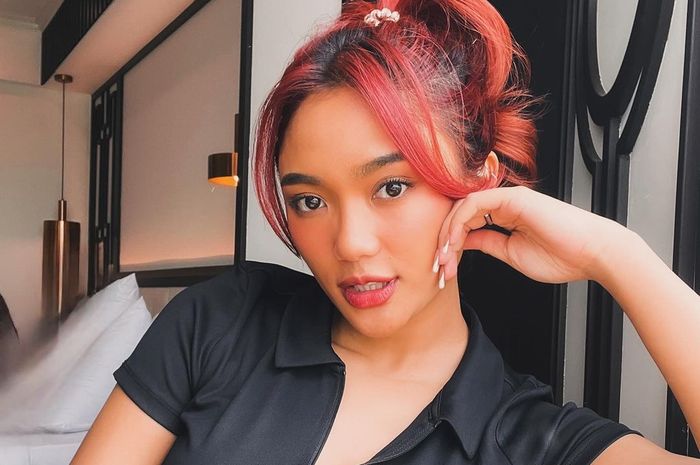 Seksi Berkelas! Gaya Manggung Marion Jola Kenakan Gaun Hitam Belahan Dada Rendah Curi Perhatian ...