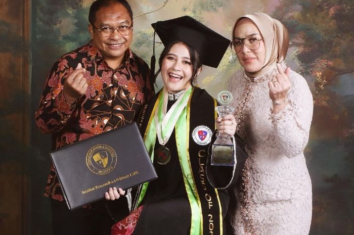 Rayakan Hari Ibu, Prilly Latuconsina Unggah Foto Bareng Mama dan Papa ...