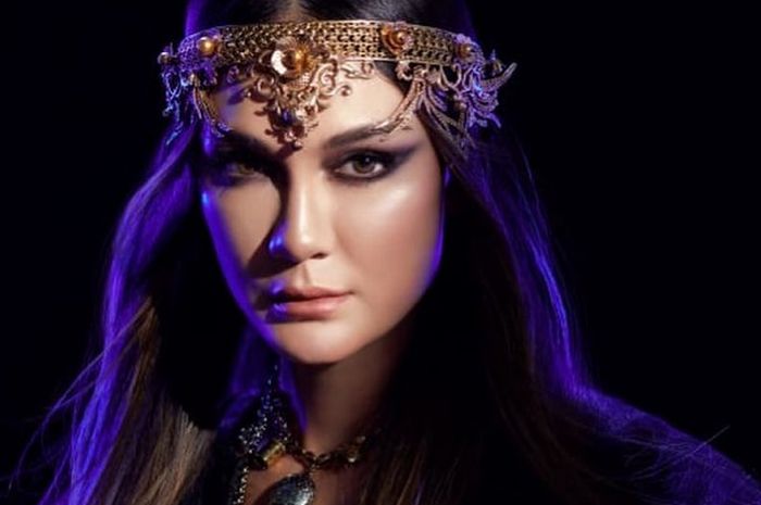 Bikin Kaget! Segini Harga Kaus Oblong Luna Maya saat Foto Bareng ...