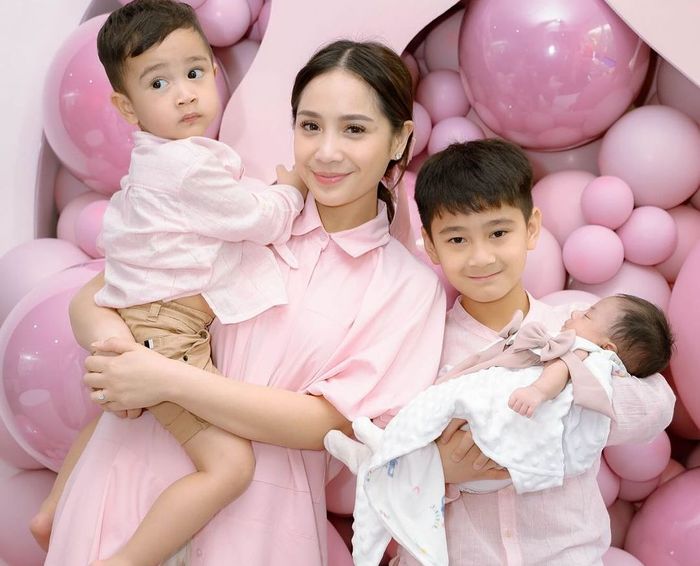 Wajah Cantik Baby Lily Akhirnya Go Public, Putri Angkat Nagita Slavina dan Raffi Ahmad Ternyata ...