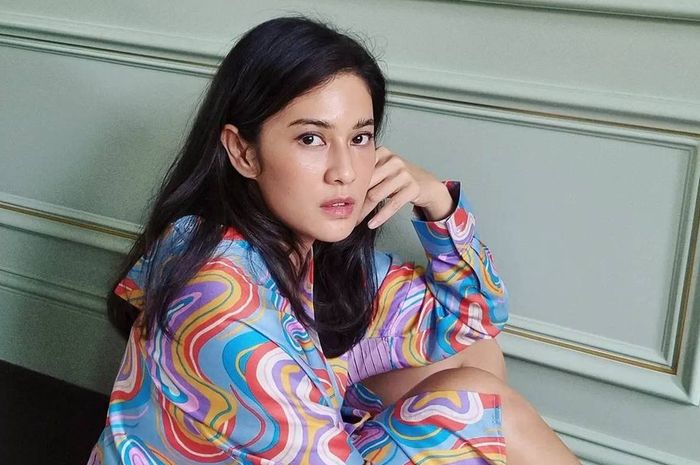 Tampil Anggun Mengenakan Songket Palembang, Penampilan Dian Sastro ...