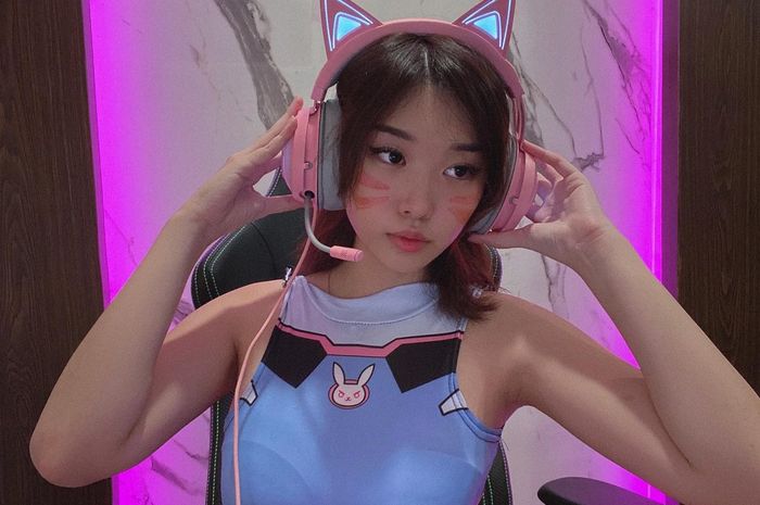 Pakai Baju Kelewat Ketat Sampai Kancingnya Takut Lepas, Intip Potret Seksi Livy Renata Si Gamers ...