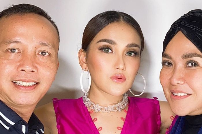 Pria yang Hadir di Ulang Tahunnya Disebut Sebagai Kekasih Ayu Ting Ting ... Pria yang Hadir di Ulang Tahunnya Disebut Sebagai Kekasih Ayu Ting Ting ...