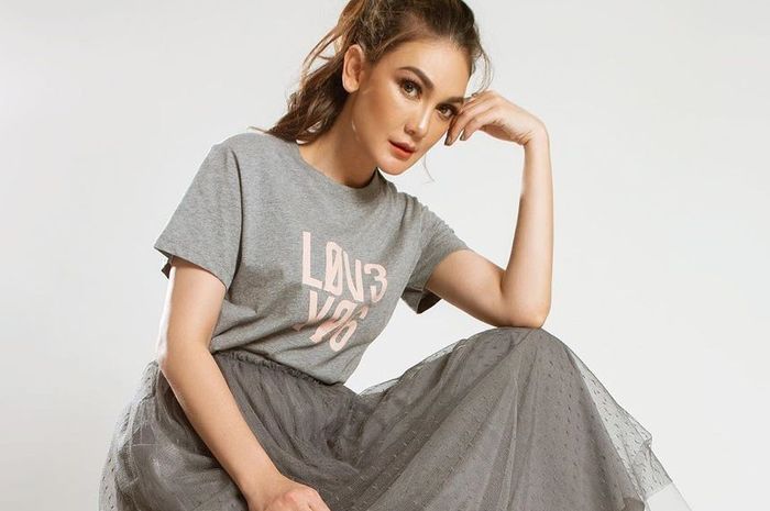 Main di Air Terjun, Gaya Simpel Luna Maya Hanya Pakai Celana Legging ... Main di Air Terjun, Gaya Simpel Luna Maya Hanya Pakai Celana Legging ...
