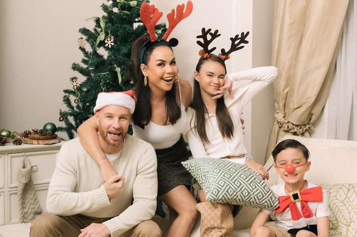 Elegannya Potret Keluarga Melaney Ricardo Saat Natal 2023, Wajah sang ...
