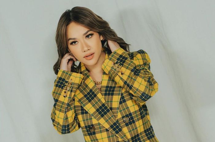 Fashionable vs Gembelable, Outfit BCL Pakai Celana Jeans Sampai Leher ... Fashionable vs Gembelable, Outfit BCL Pakai Celana Jeans Sampai Leher ...