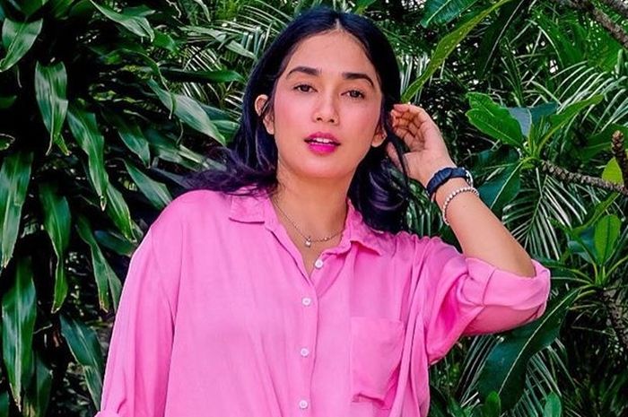 Pakai Kaus dan Sandal Ceper, Total Harga Outfit Ussy Sulistiawaty ...