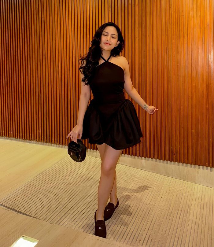 Centil dan Seksi, Rachel Vennya Kenakan Mini Dress Hitam Disorot - Stylo