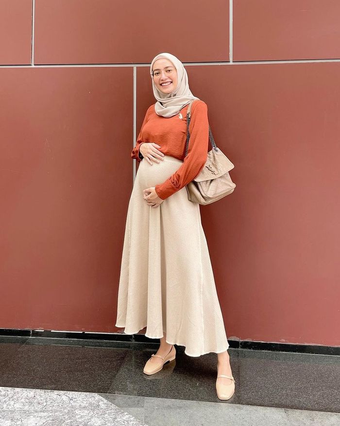 Pilihan Outfit Hijab Untuk Ibu Hamil dari Selebgram Mega Iskanti ...