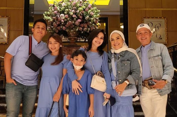 Selalu Kompak Satu Keluarga, Intip Potret Lebaran Keluarga Ayu Ting ... Selalu Kompak Satu Keluarga, Intip Potret Lebaran Keluarga Ayu Ting ...
