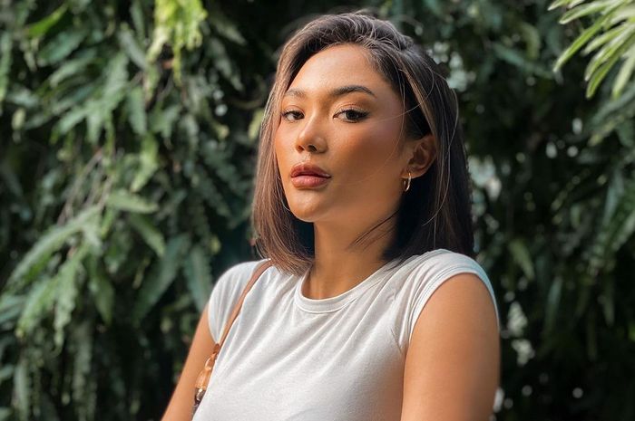 Pakai Crop Top Ketat Hingga Bra Nyeplak, Marion Jola Bikin Resah - Stylo