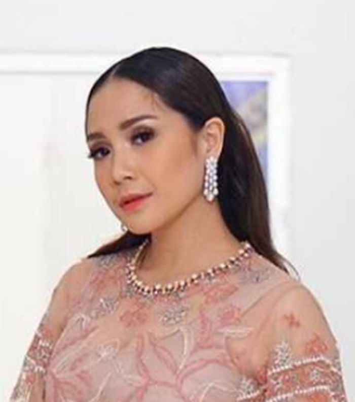 Biasa Pakai Outfit Jutaan, Nagita Slavina Kini Keciduk Kenakan Blazer Murah Saat Nonton Piala ...