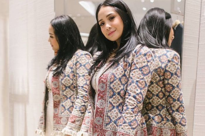 Sudah Ketebak Mahalnya, Kemeja Nagita Slavina Malah Mirip Sarung Sampai Dikira Seragam TK - Stylo