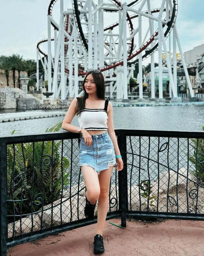 Gaya Seksi Natasha Wilona Kenakan Crop Top dan Rok Mini yang Aduhai ...