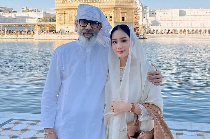 Usianya Beda 18 Tahun, Bunga Zainal Pamer Pose Mesra Dipeluk Suami dari Belakang Hingga Curi ...