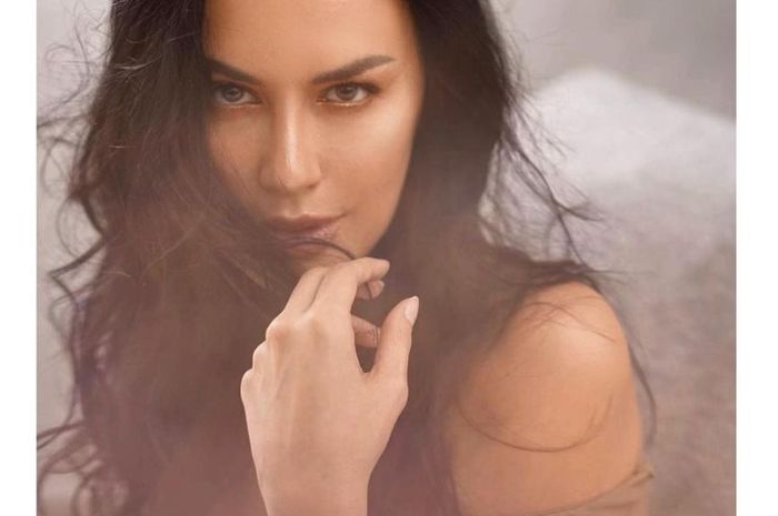 Pamer Pose Ngangkang, Penampilan Hot Sophia Latjuba Bikin Netizen Salfok! - Semua Halaman - Stylo