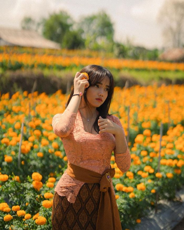 Kayak Gini Maghrib Apalah Aku Gerhana! Gaya Fuji Pakai Kebaya Ketat di ...