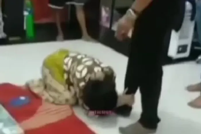Suami Meradang Pergoki Istri Berduaan Dengan Selingkuhan Di Kamar ... Suami Meradang Pergoki Istri Berduaan Dengan Selingkuhan Di Kamar ...