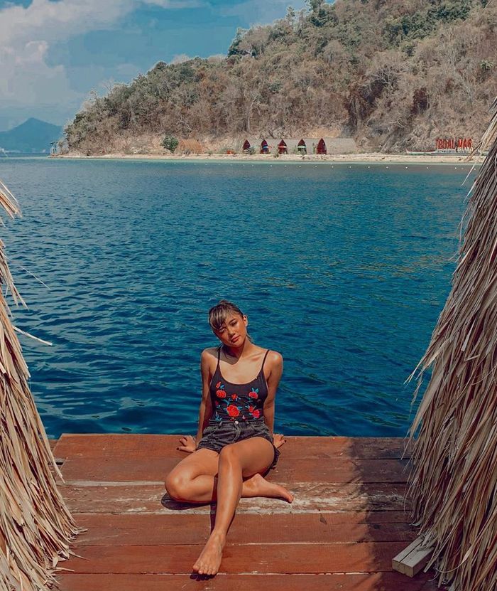 Seksinya Marion Jola Saat Pamer Punggung Mulus Eksotis Kenakan Baju Renang Terbuka di Pantai ...