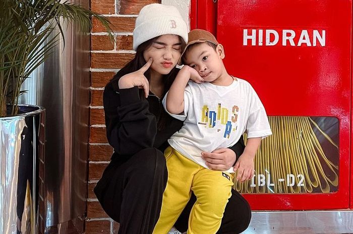 Momong Gala Sky ke Mal, Fuji Kepergok Pamer Tas Branded Mahal yang ...