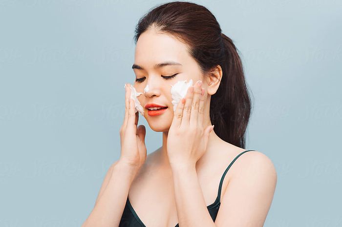 Hempas Bruntusan Hingga Jerawat Batu, Ini Pilihan Sabun Cuci Muka ...