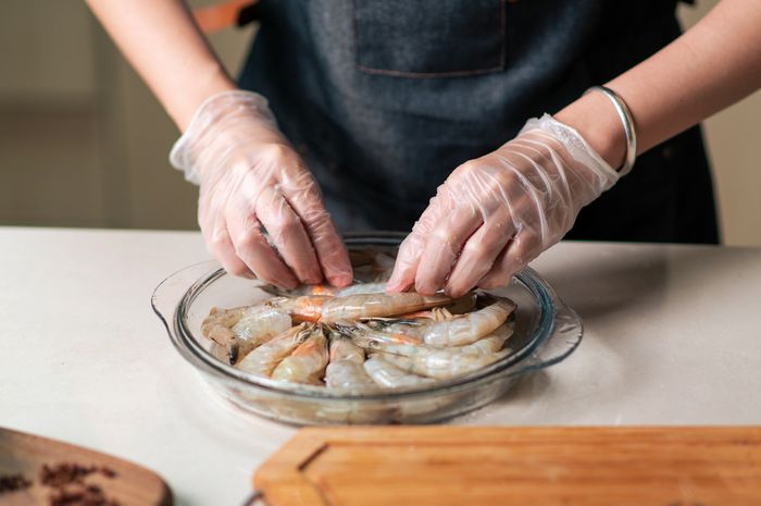 Ingat-Ingat, Ini 5 Cara Mengupas Kulit Udang yang Mudah dan Cepat ...