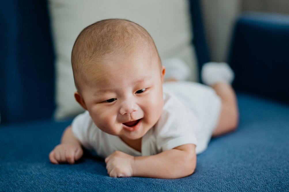 Pangku Bayi dan 4 Alternatif Lain Tummy Time untuk Bayi, Apa Saja ...