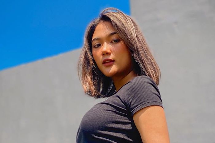 Pakai Atasan Putih Ketat Bikin Salfok, Tampilan Terbaru Marion Jola yang Super Seksi Justru ...