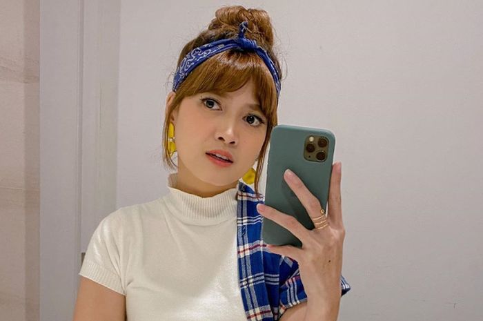 Kenakan 2 Dress Berbeda Saat Jadi MC Pernikahan, Intip Penampilan Chika ...