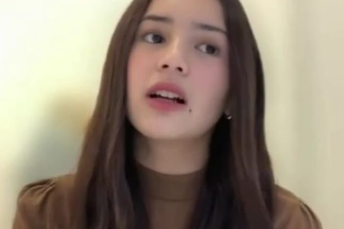 Melongok Kisah Hidup Widyawati dan Beby Tsabina dalam Film Eyang Ti