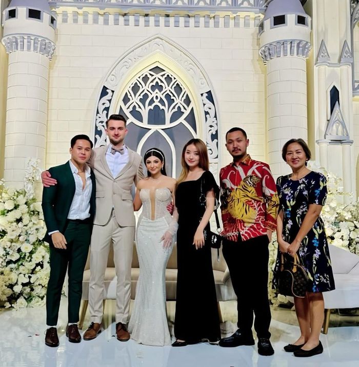 Tanpa Gaya Seksi Terbuka, Potret Anggun Natasha Wilona Saat Kondangan Disorot - Halaman 2 - Stylo