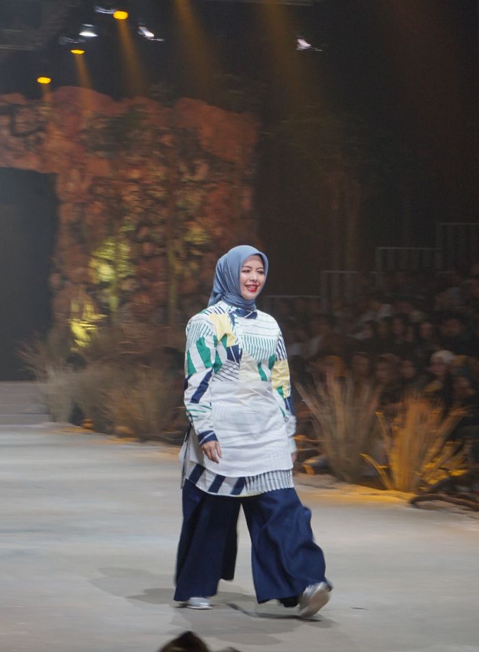 Istri Sandiaga Uno Nur Asia Jadi Muse Fashion Show, Pakai Busana ...