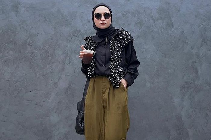 5 Gaya OOTD Hijab Pakai Atasan Hitam yang Modis ala Selebgram ...