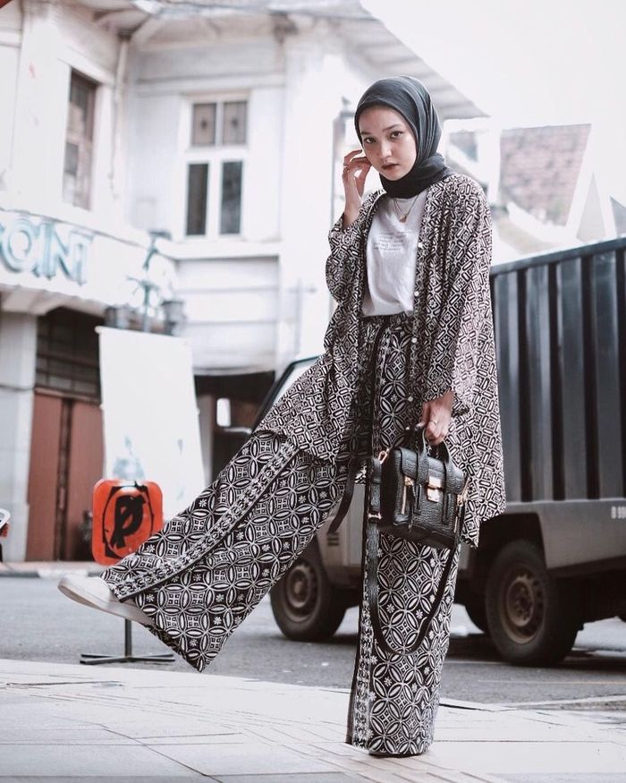Pakai Batik dan Hijab? Ini Inspirasi Mix n Match Batik ala Selebgram - Stylo