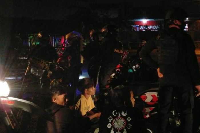 Kedapatan Hendak Tawuran di Malam PPKM Darurat, Belasan Anggota Geng ... Kedapatan Hendak Tawuran di Malam PPKM Darurat, Belasan Anggota Geng ...