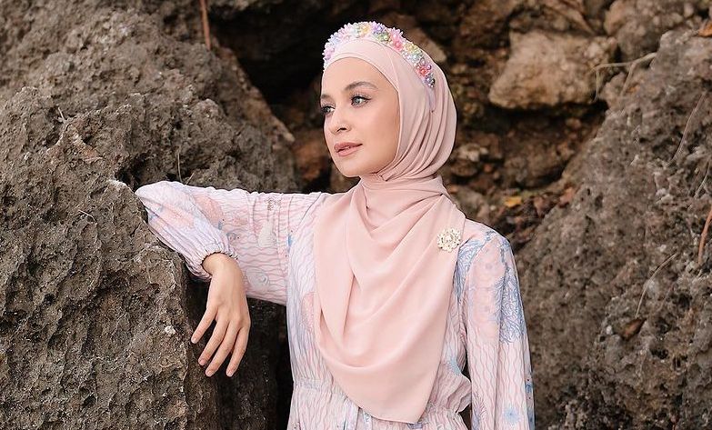 Ada Tas Branded Mewah Mahal yang Dipakai Shireen Sungkar Saat Tampil ...