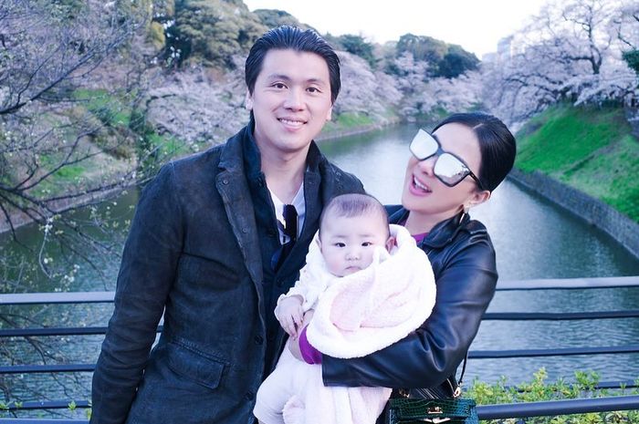 Bikin Heboh Gegara Pamer Foto Gendong Bayi Bareng Reino Barack di ...