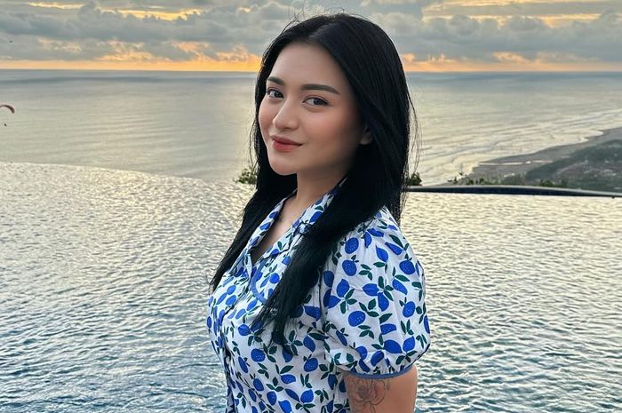 Dikira Mahalini, Potret Nathalie Holscher Kenakan Baju Seksi Bolong di Dada Tuai Pujian ...