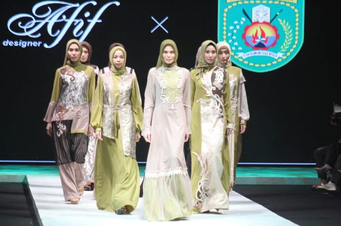 Koleksi Batik dengan Pewarna Serbuk Kayu Ulin Karya Lia Afif Dipamerkan di IFW 2022 - Nova
