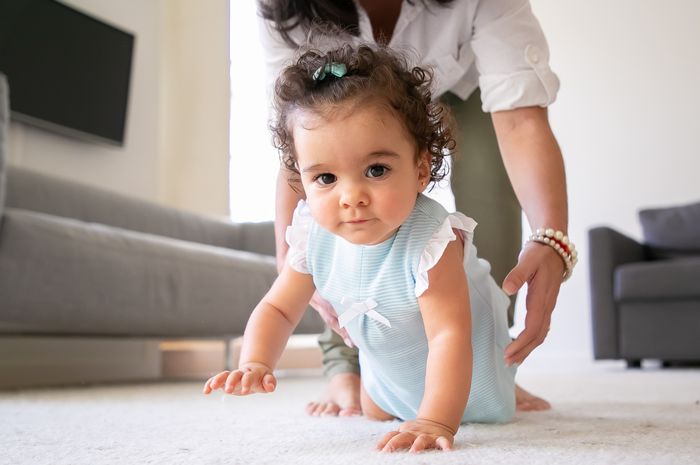 Anak Malas Merangkak dan Lebih Suka Ngesot, Apakah Normal? - Nakita