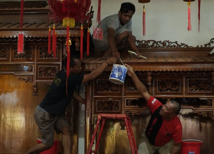 Merawat Keharmonisan dengan Bersih-Bersih Patung Klenteng Pan Kho Bio ...
