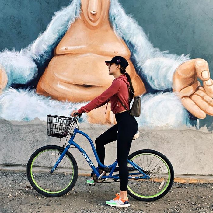 Gaya Sporty Luna Maya Pakai Celana Ketat dan Sneakers Saat Bersepeda di ... Gaya Sporty Luna Maya Pakai Celana Ketat dan Sneakers Saat Bersepeda di ...