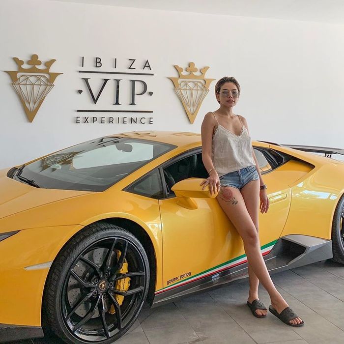 Biasa Pakai Baju Terbuka, Intip Anggunnya Penampilan Nikita Mirzani Dalam Balutan Kebaya Bali